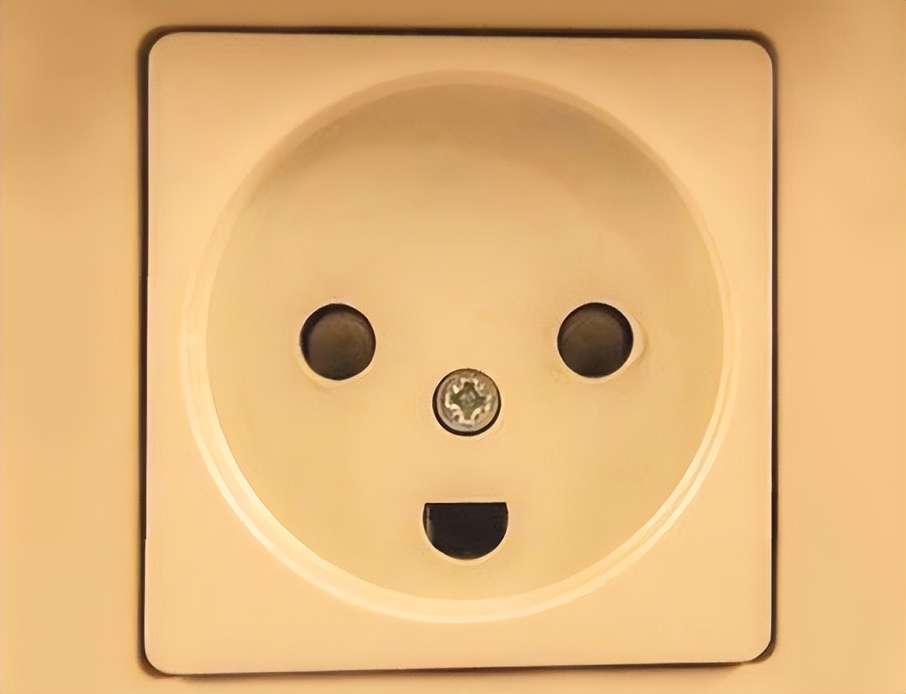 Different sockets in different countries, this one is so similar to him ...