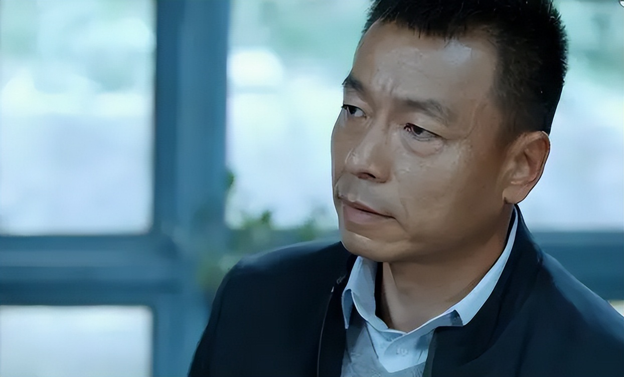 Tough guy Wang Ting: The real character played the role of a criminal policeman. After helping ...