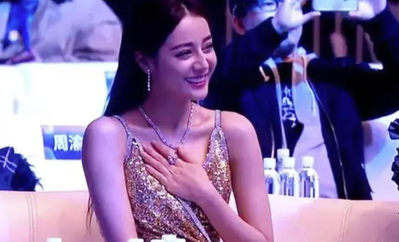 Jin Xing criticized artists for walking on the red carpet for "dressing naked and covering their ...