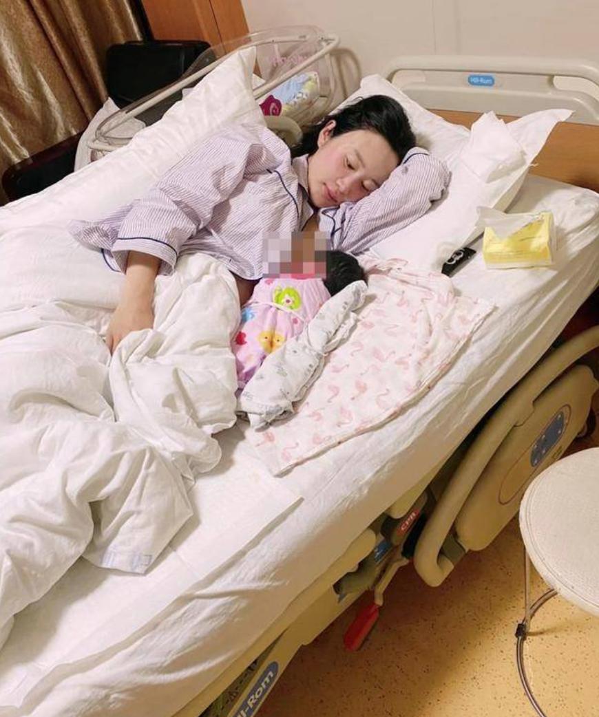Du Xinglin: married director Zhang Jizhong, 31 years his senior, and ...