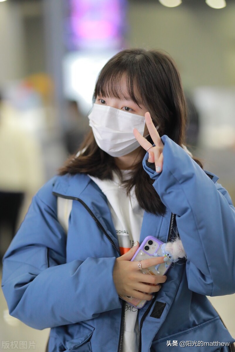 Zhu Linyu appeared at the Chengdu Airport, her makeup looks more ...