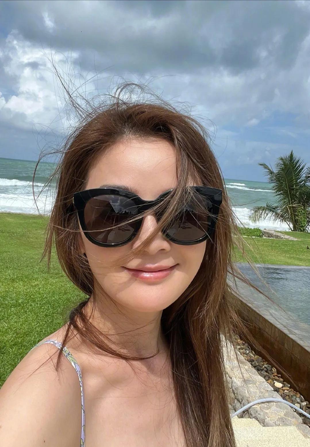 Charlene Choi shared photos of sunbathing on the beach, wearing a long dress with floral ...