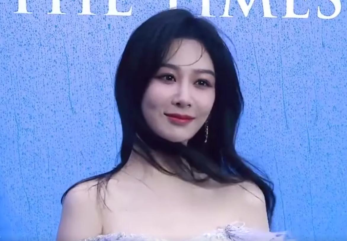 It's the red carpet again! Yang Zifeng is messy, Yin Tao's breasts are ...