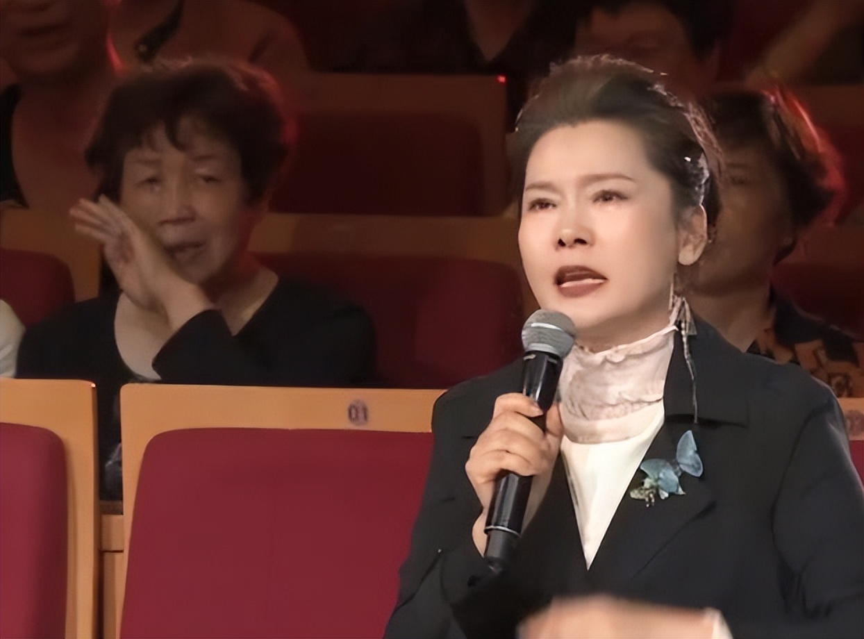 Crying together on stage and offstage, millions of rows of plays ...