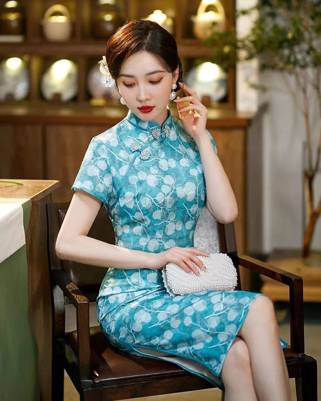 Wearing a cheongsam should be elegant when walking, and the sitting ...
