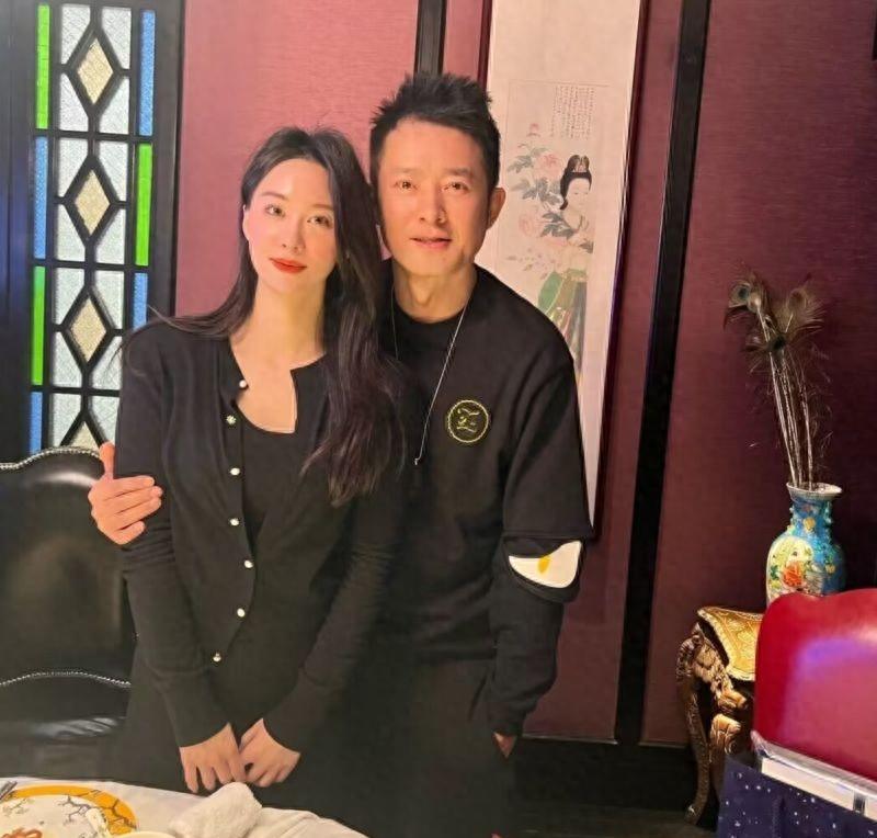 The latest situation of 50-year-old Ren Quan was exposed. He hugged the ...