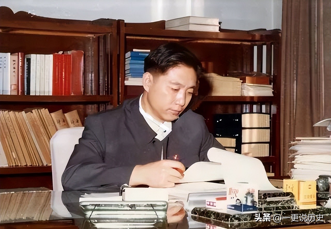 In 1976, when arresting members of the "Gang of Four", Wang Hongwen ...