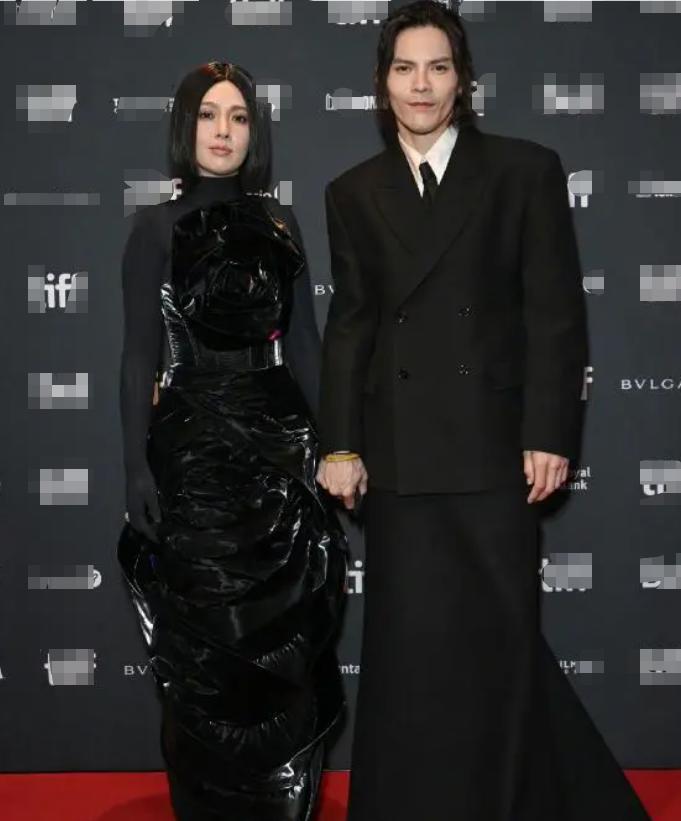 Guo Biting and his wife appear together! The woman has a fat figure and ...