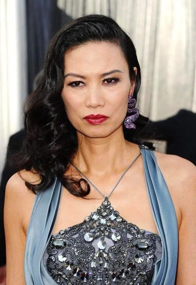 Wendi Deng is getting older and more "courageous", wearing a apron ...