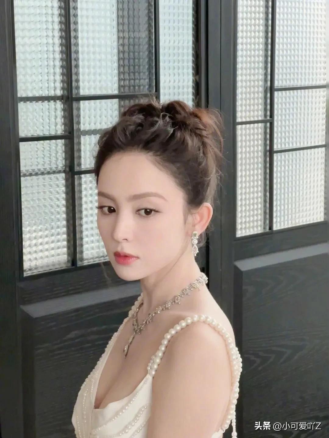 Guli Nazha, a white sling backless dress, her hair gathers beauty and ...