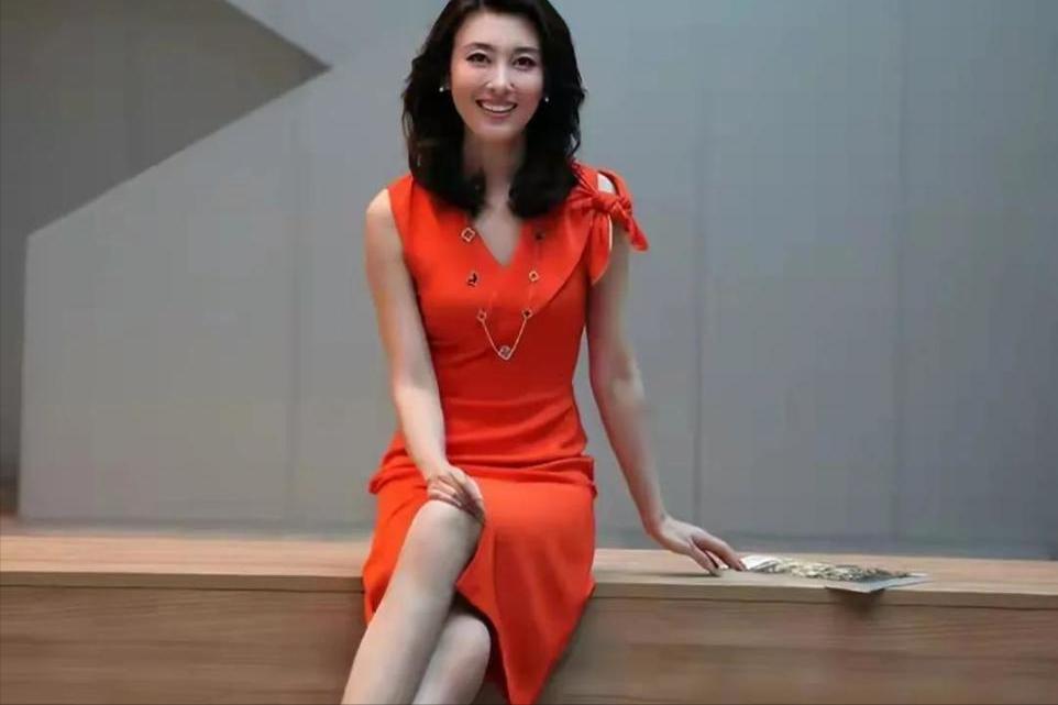 Li Hong, a beautiful host: dropped out of school at the age of 14 ...