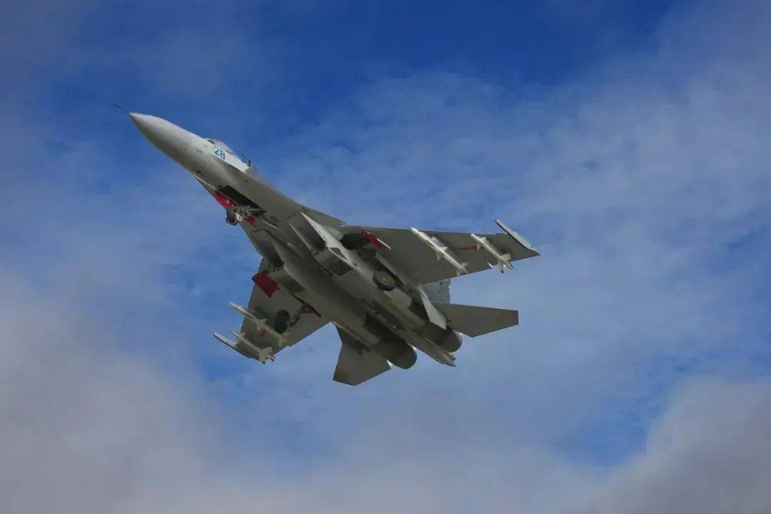 An airspace in the South China Sea!Hainan Airlines high-profile display of white-headed J-11BH ...