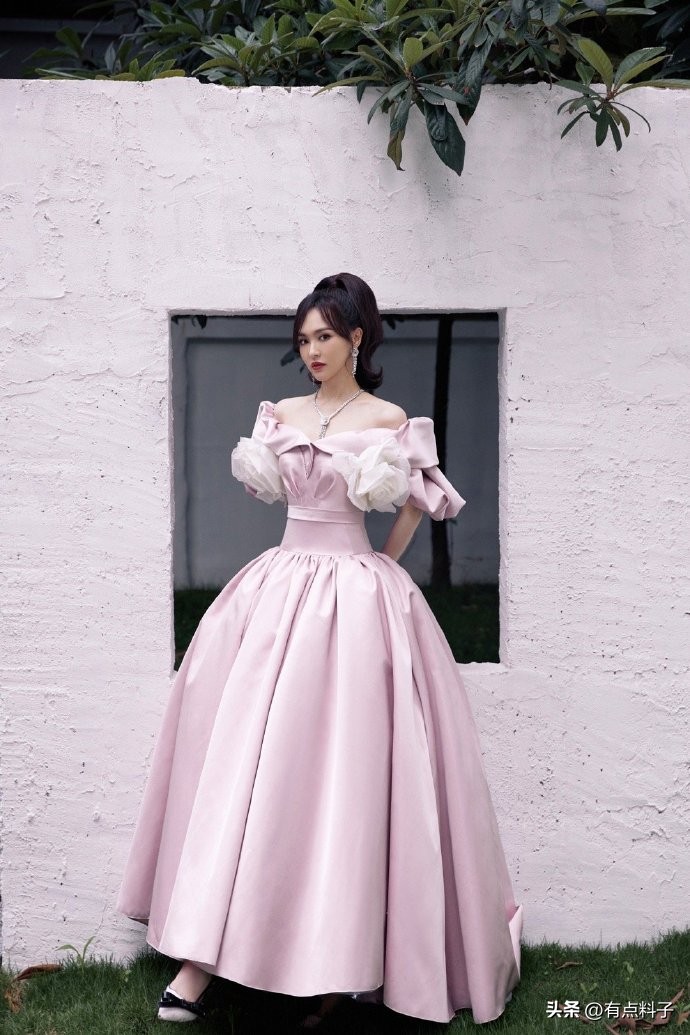 Harper's Bazaar's annual party style picture, a pink princess dress ...