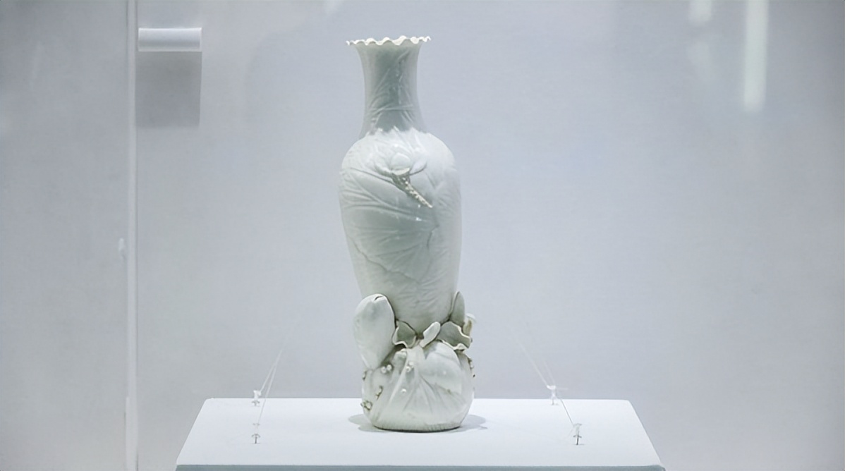 Republic of China Dehua Kiln White Glazed Lotus Vase - iMedia
