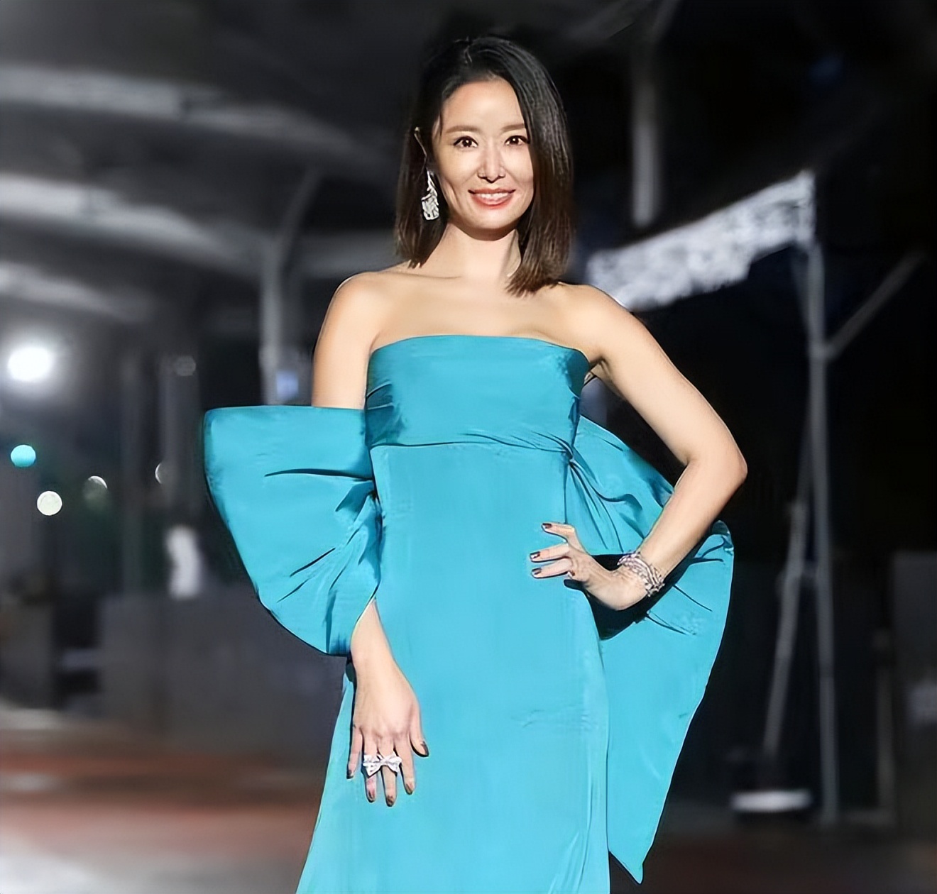46-year-old Ruby Lin "runs with" the Golden Bell Awards red carpet ...