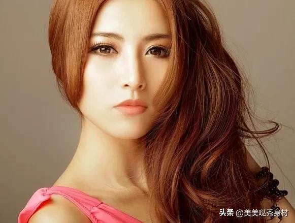 Mainland sexy model: He Jing - iNEWS