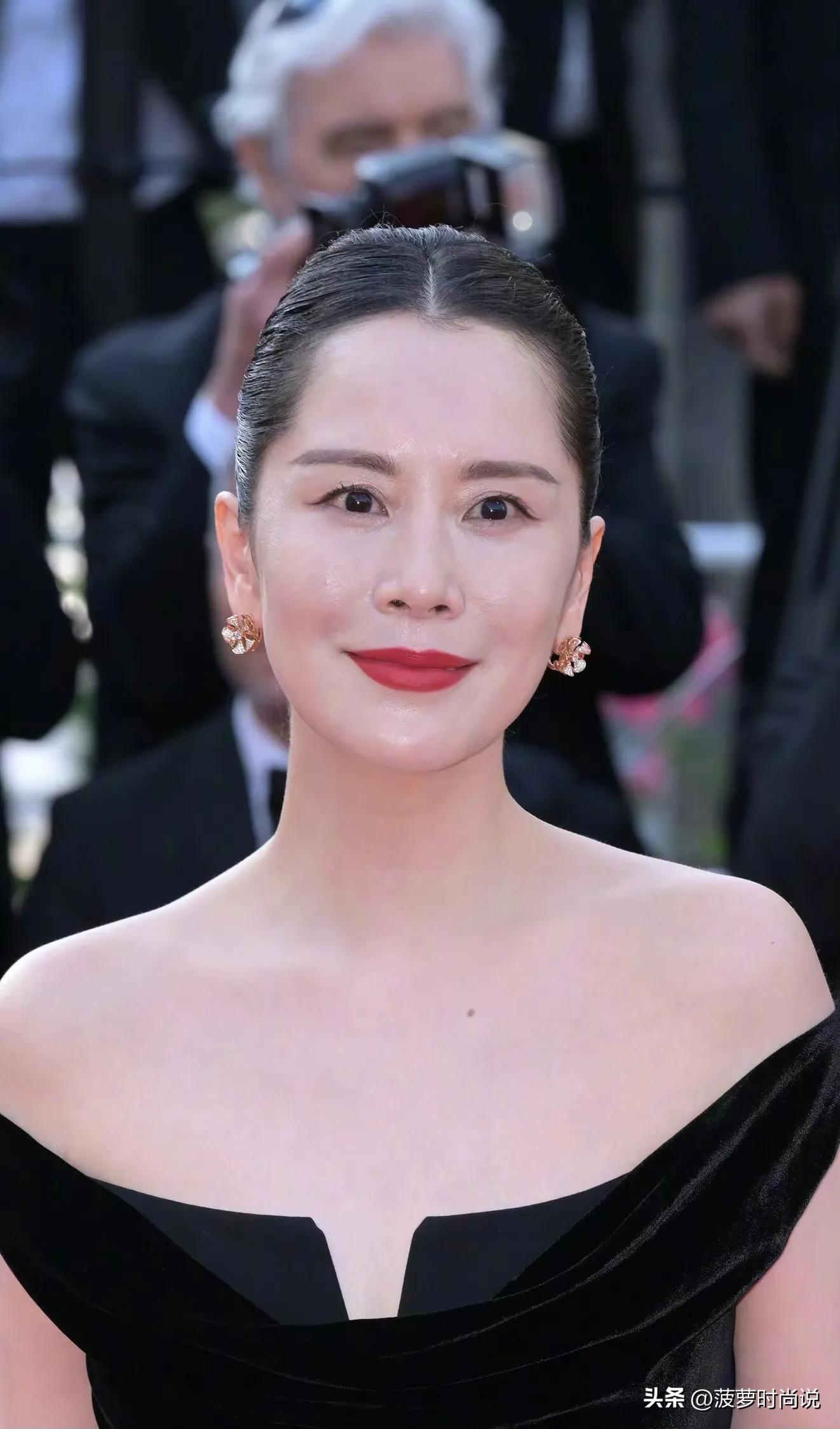 Cannes Red Carpet Haiqing Makeup Causes Controversy! Glossy face, stiff ...