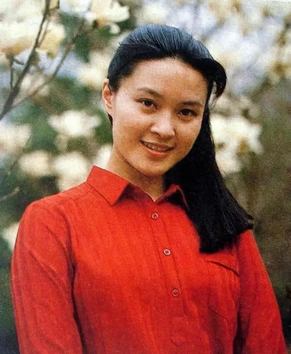 Fang Shu: The emotional fog of the screen goddess - iNEWS