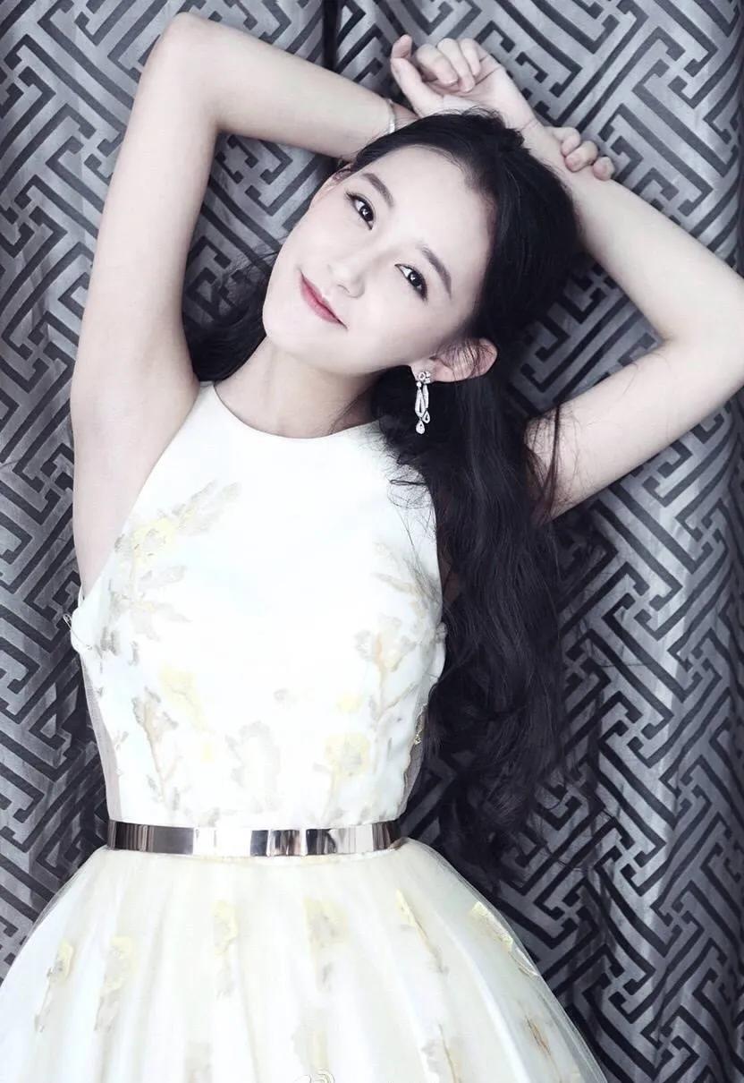 Jiang Yiyi is beautiful - iNEWS