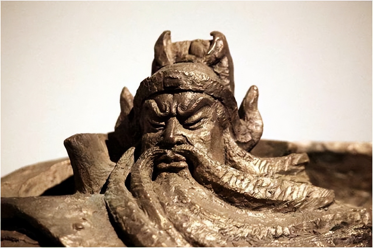Why does Guan Yu always close his eyes slightly?Is it to lock the ...