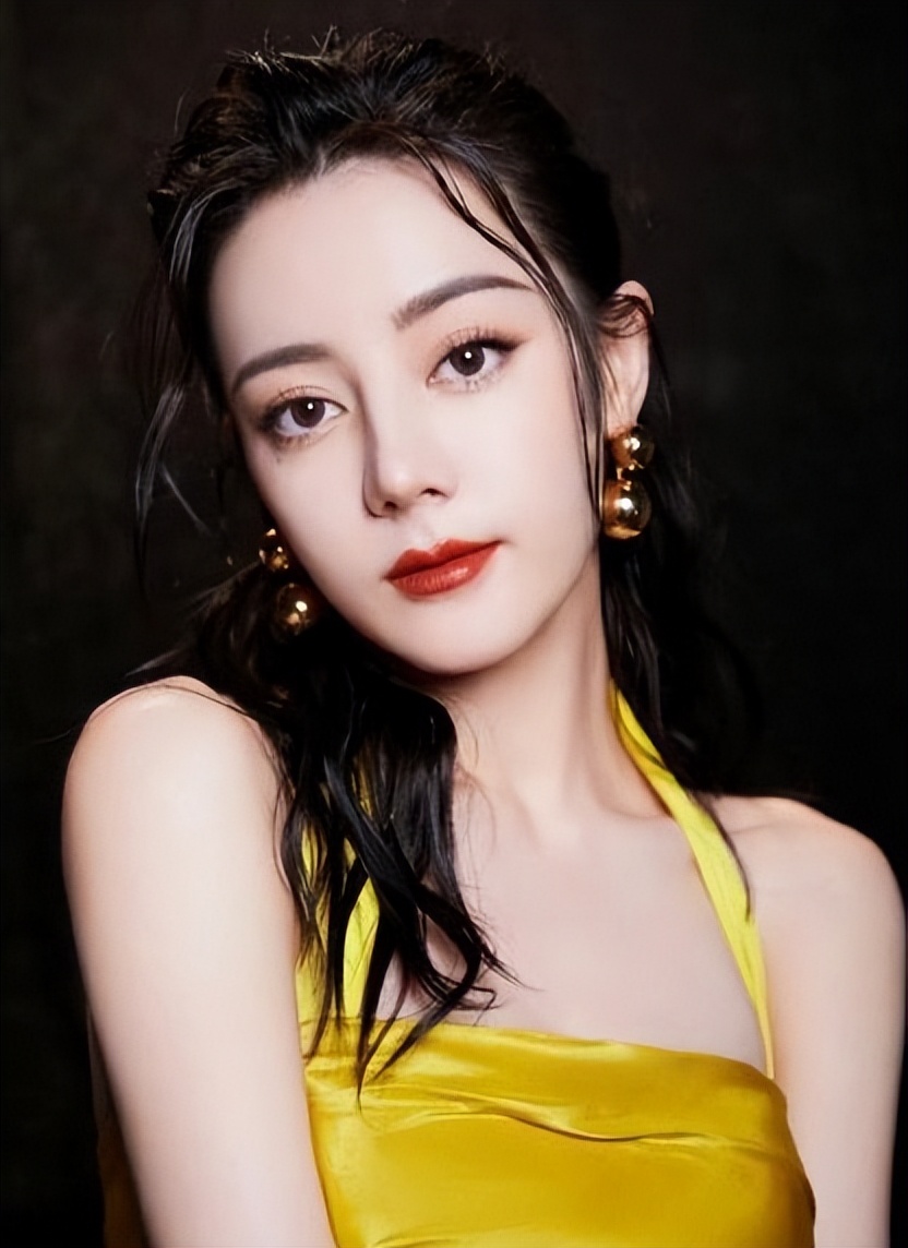 Di Lieba's "catfish beard" bangs caused controversy, suggesting to ...