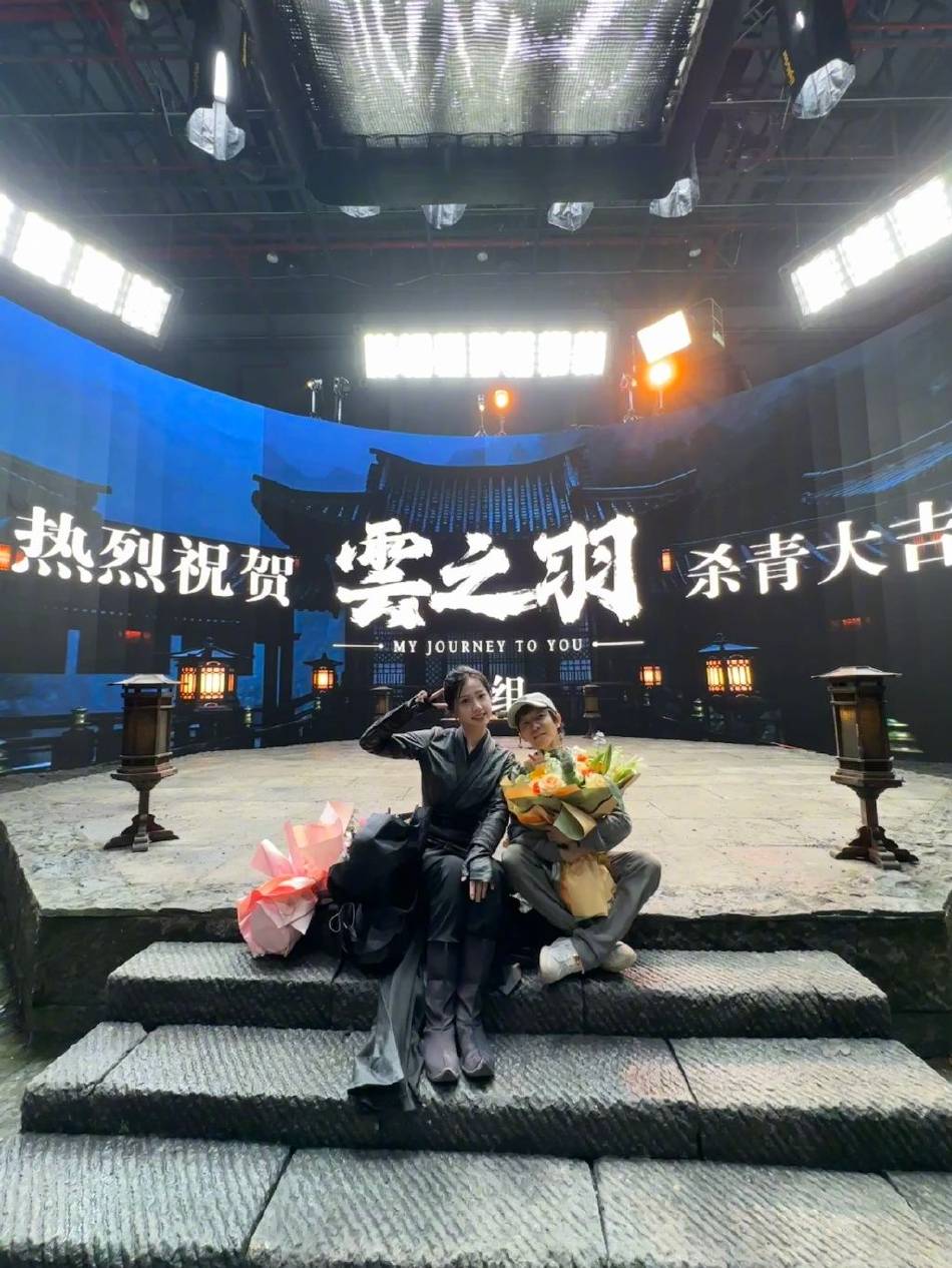 Yu Shuxin took a group photo with Zhang Linghe, Guo Jingming, and Jin ...