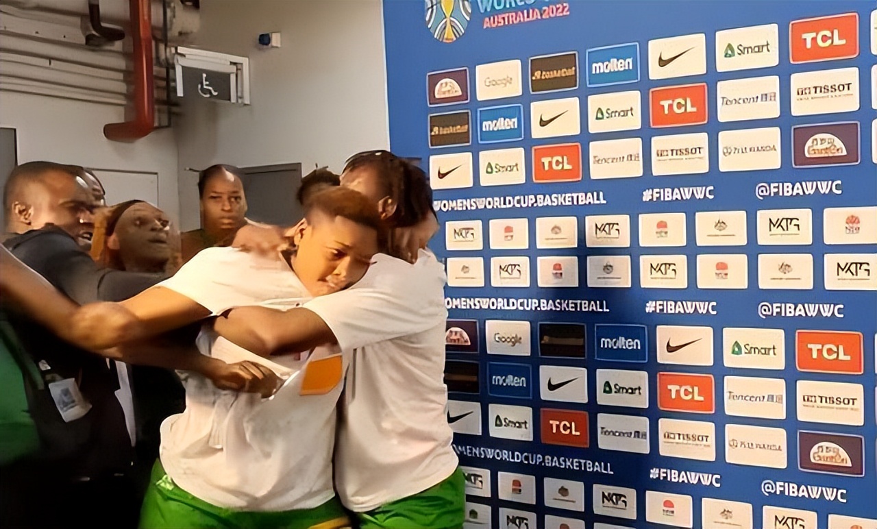 What a shame!After losing the game, there were infighting and fighting ...