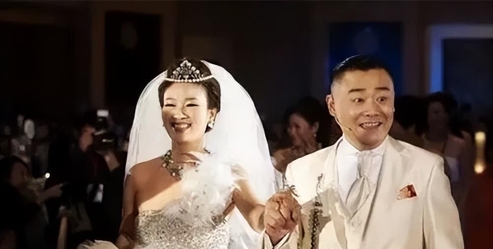 The corrupt ex-husband went to jail, turned around and married Zhou ...