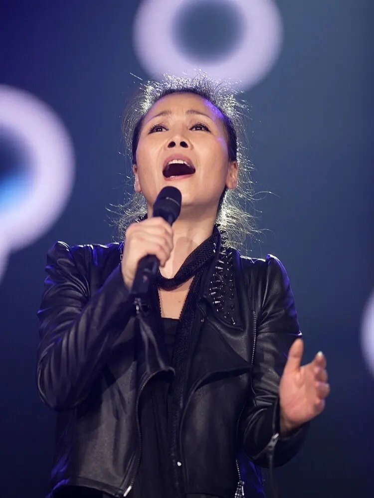 Tian Zhen swims in the swimming pool halfway up the mountain, his ...