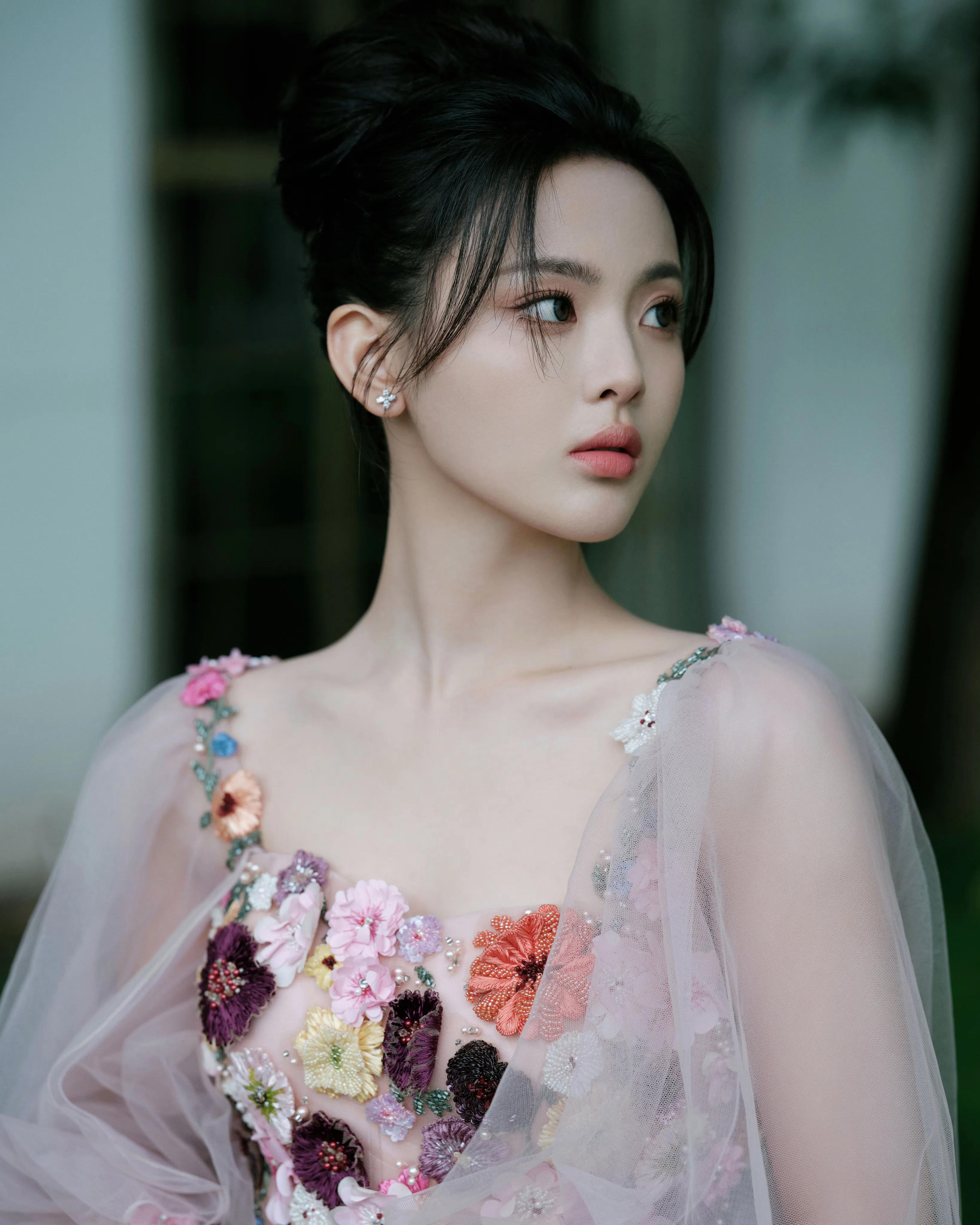 Yang Chaoyue·Pink Flower Dress - iNEWS