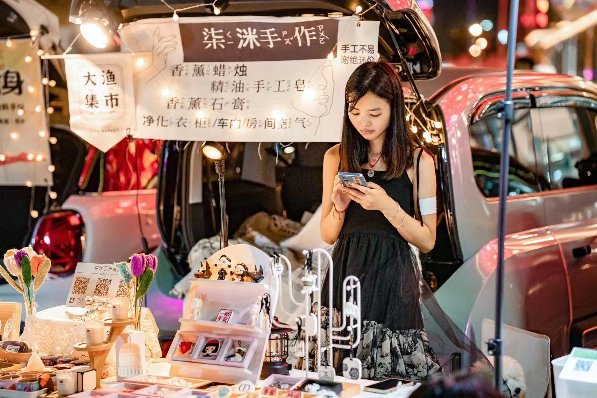 Creative car trunk • Starry night market airborne in Zhongmao City ...