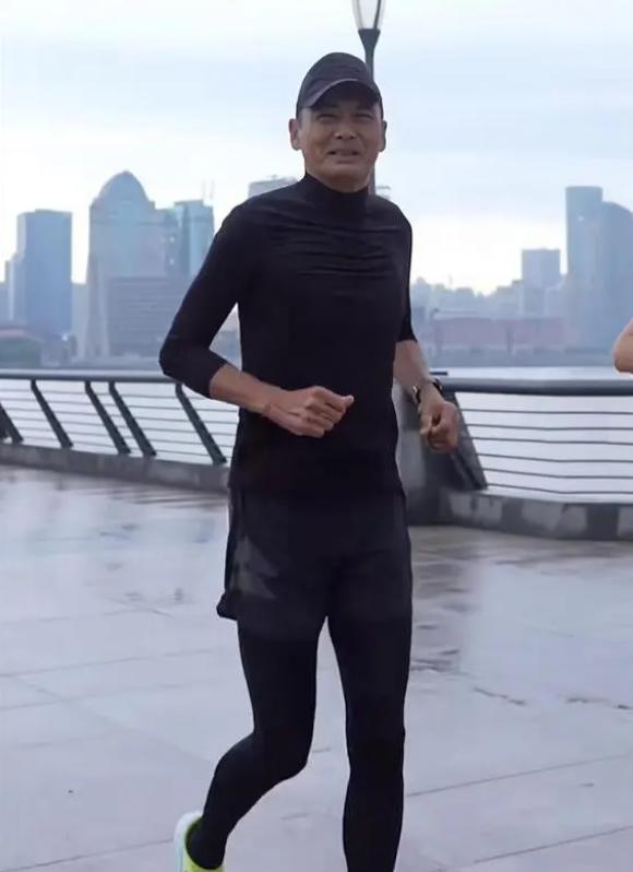 Zhou Run discovered that he was running in Shanghai, his body was thin ...