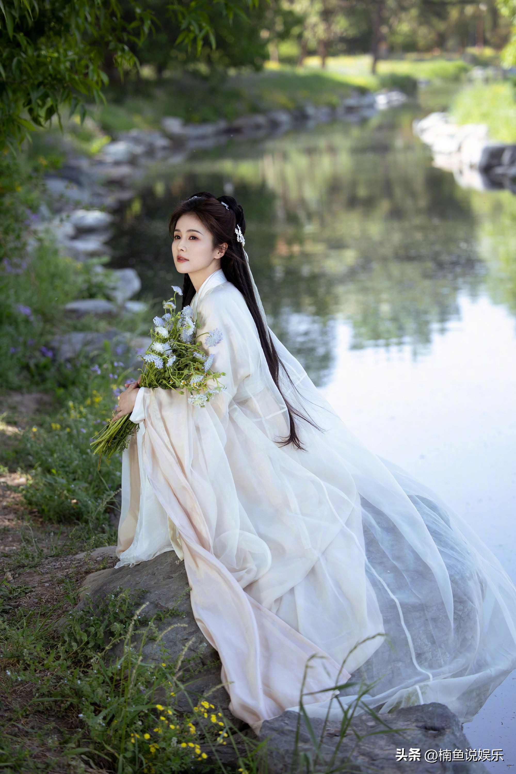 Bailu is a fairy descending to earth, right?Wearing ancient costumes ...