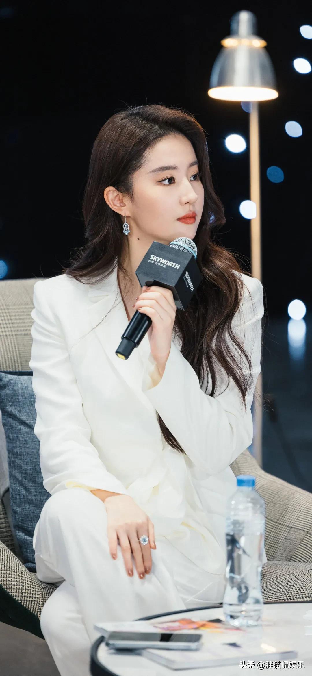 It's hard to reject Liu Yifei's beauty, she looks so good in any ...