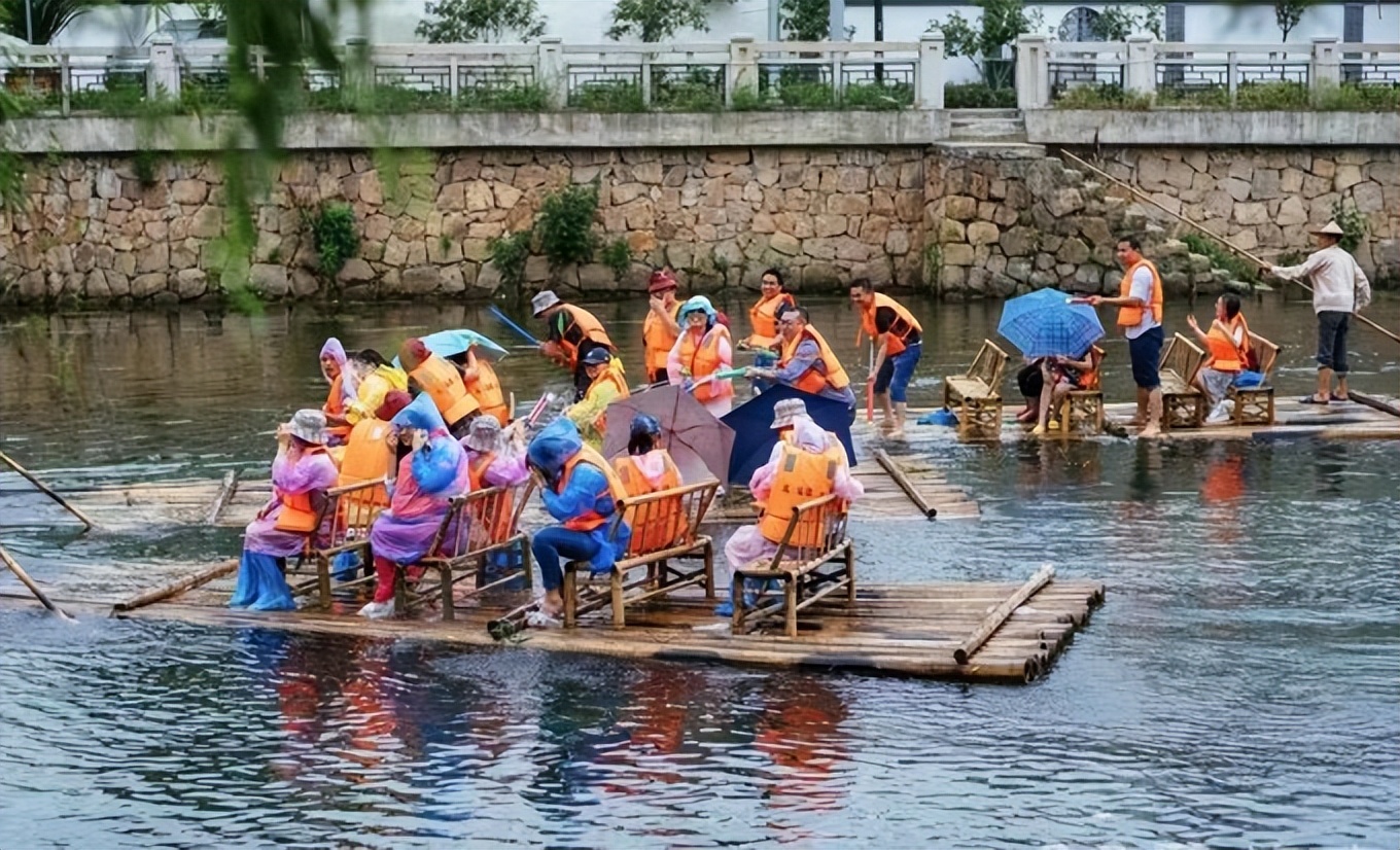 Rainstorm rafting, karst caves to enjoy the cool, bamboo rafts to play ...