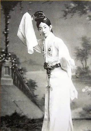 Mei Lanfang's golden boy and jade girl group Meng Xiaodong was raped by Du Yuesheng - iNEWS