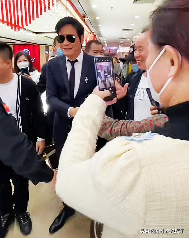 The 60-year-old Luo Jialiang appeared in Hainan, shook hands with the ...