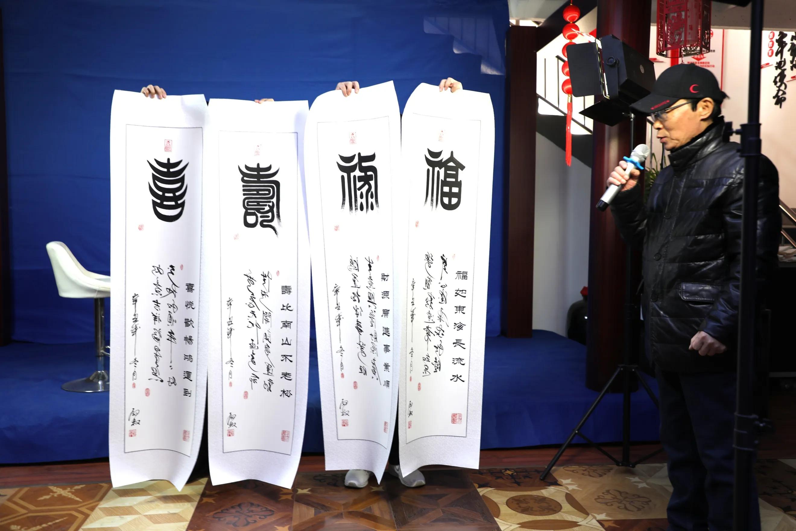 Spread the paper, swipe the brush, walk the dragon, draw straight like ...