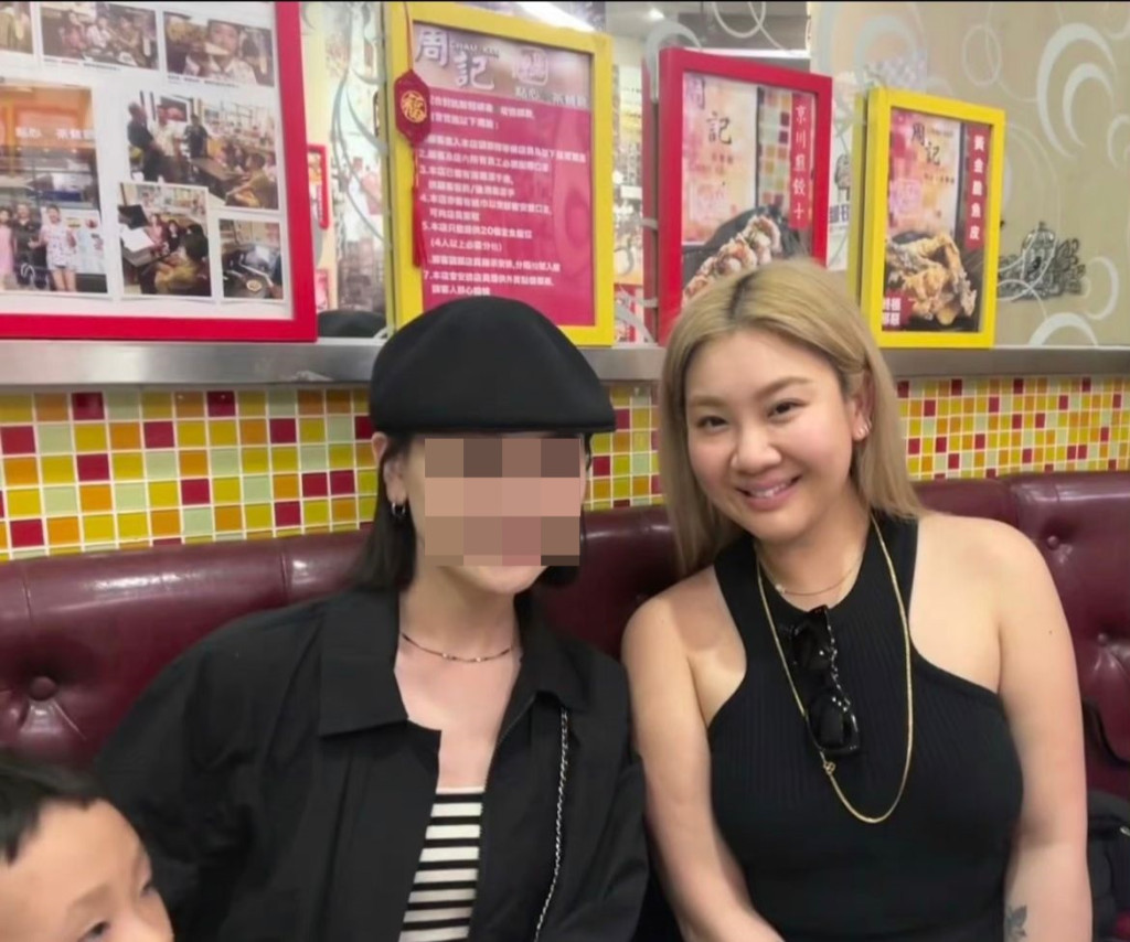 Zheng Xinyi appeared in Hong Kong with a thin body and was met by chance, with a sunny smile ...