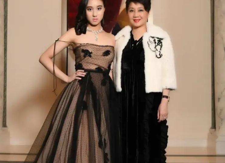 He Chaoxin and Gu Ailing gathered and ate dumplings at the same table ...