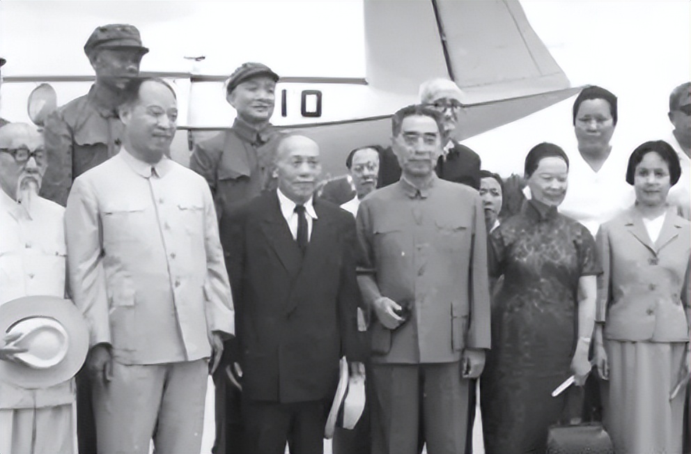 After Li Zongren returned to China in 1965, he asked Zhang Yunyi to ...