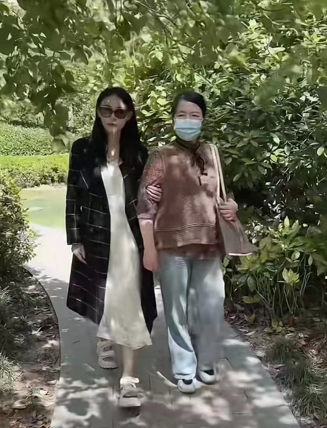 The three auspicious treasures are reunited, Xu Minnini walks arm in ...