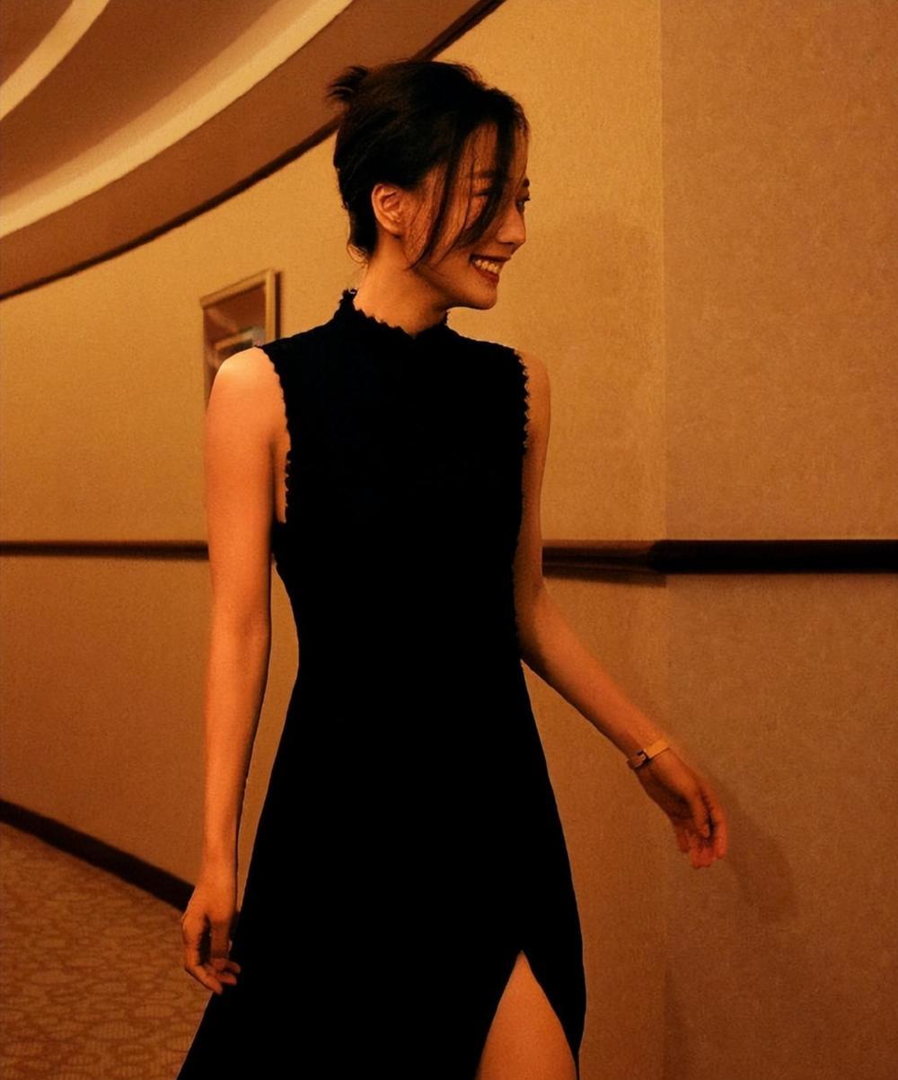 The actress wears a cheongsam, which is both embarrassing and amazing ...