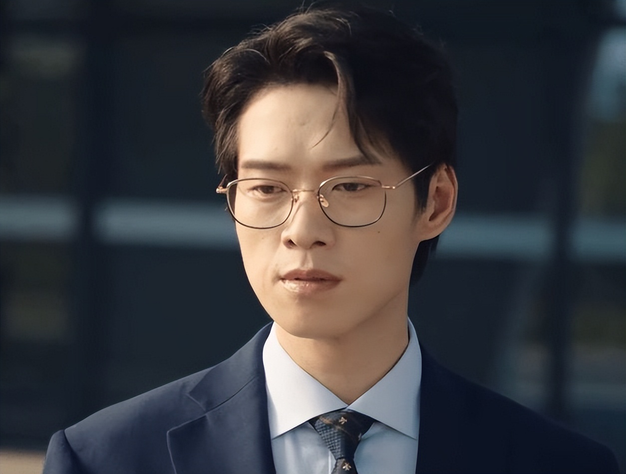 Yang Yang provoked controversy again, wearing fake shoulder pads for a ...