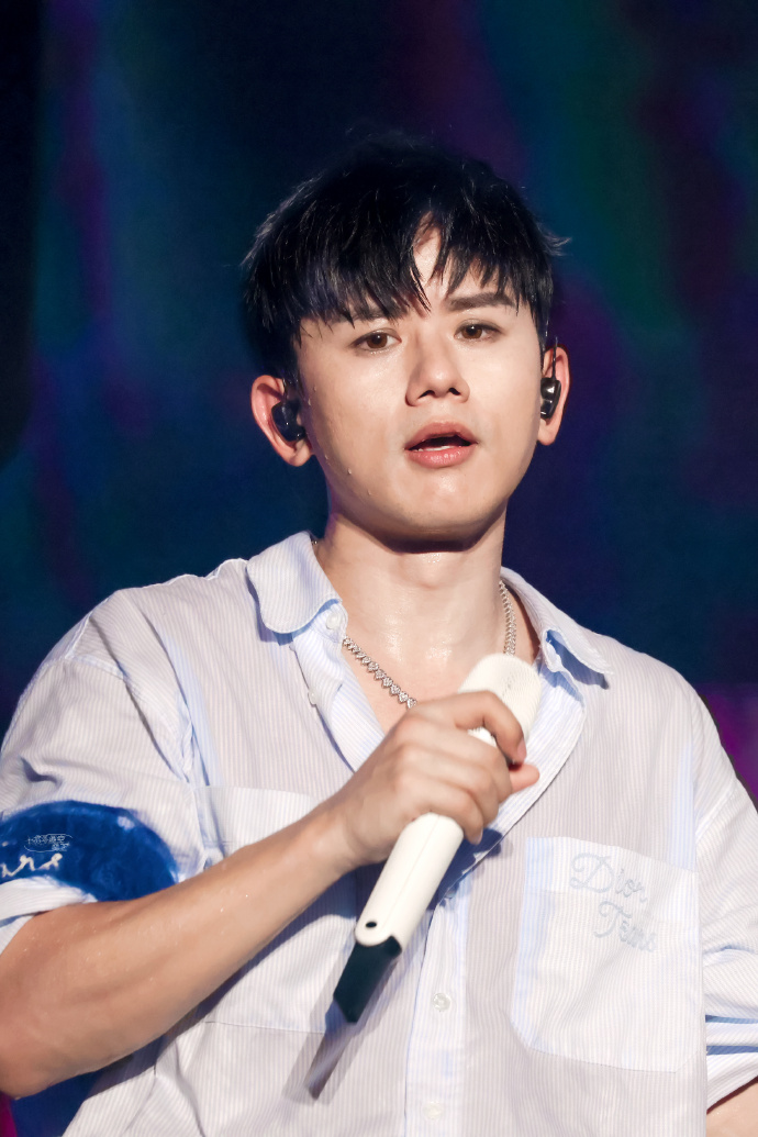 Awkward! Zhang Jie ordered a 19-layer cake for fans to celebrate his ...