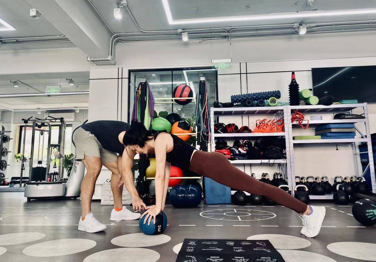 Yao Chen's gym exercise photos are enviable. The standard muscle lines ...