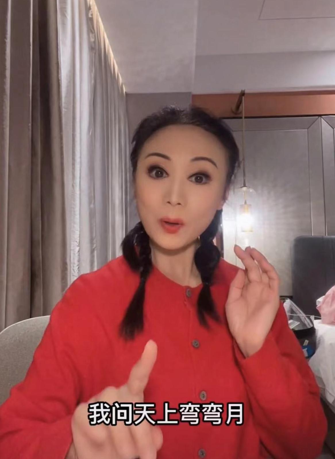 60-year-old Wu Qiong's recent photos spark controversy!Wearing exaggerated heavy makeup and ...