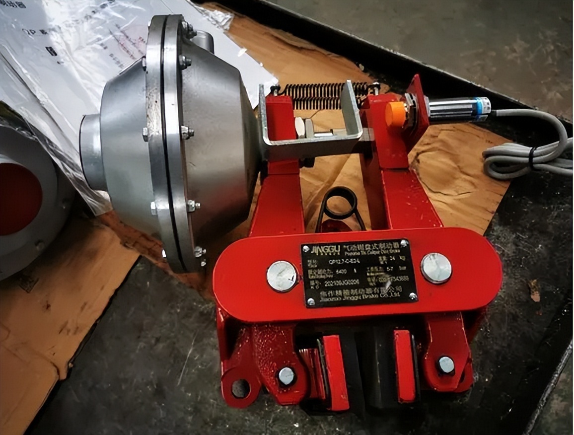 Pneumatic brakes, to ensure the safety of the aircraft, automatic ...