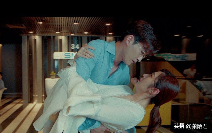 Zhang Han's new drama appeared controversial, pulling Wang Xiaochen's underwear belt in public ...