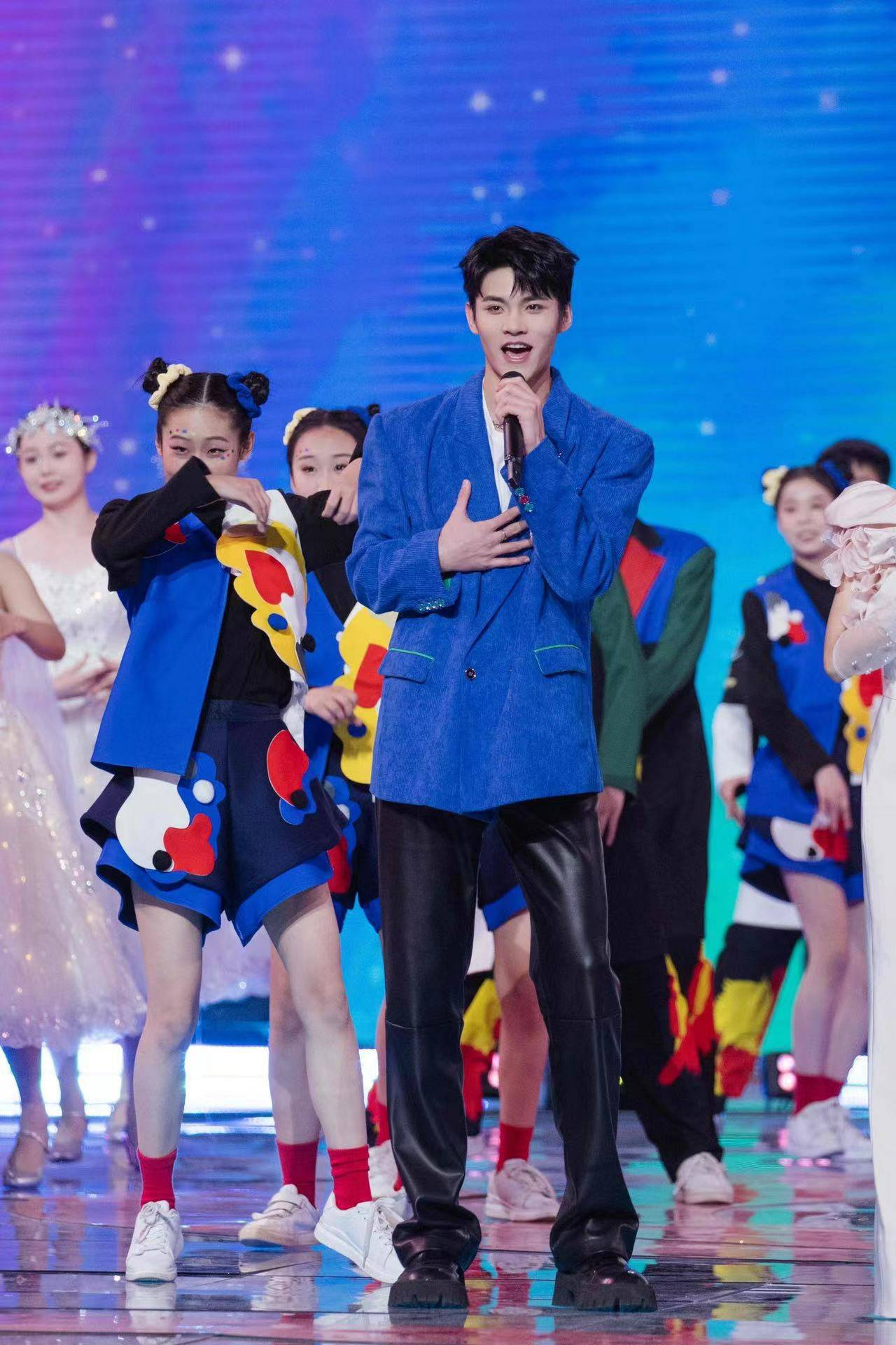 Zhou Yichen made his debut on the stage of the Beijing TV Spring Festival Gala singing and ...